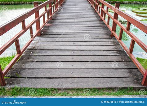 Ponte De Madeira Pequena Atravessando A Lagoa No Jardim Imagem De Stock