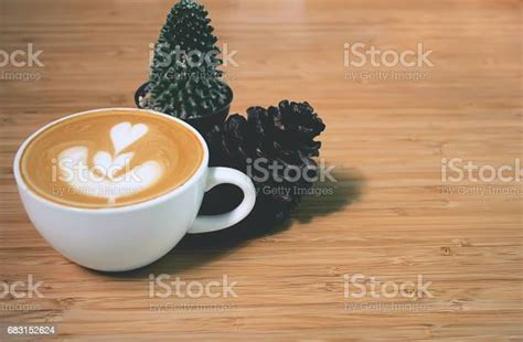 Kopi Dalam Cangkir Putih Dan Kaktus Di Atas Meja Kayu Foto Stok Unduh
