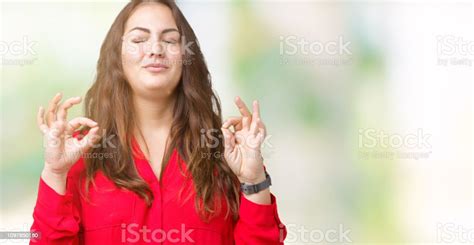 더하기 크기는 고립 된 배경 위에 젊은 비즈니스 우먼 휴식 아름 답 고 눈으로 웃는 명상 손가락으로 제스처를 하 고 폐쇄 요가 개념 갈색 머리에 대한 스톡 사진 및 기타