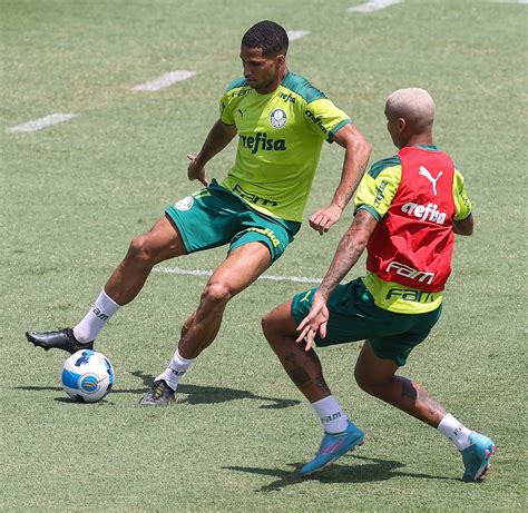 Palmeiras faz treino tático ante de embarque para disputa da Recopa O