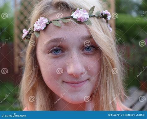 Meisje In Een Kroon Van Bloemen Op Haar Hoofd Stock Foto Image Of Haar Blauw