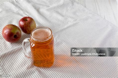 단단한 사과 사이다 에일 천에 유리 항아리 머그잔 측면 보기 공간을 복사합니다 0명에 대한 스톡 사진 및 기타 이미지 0명 10월 Ale Istock