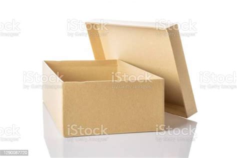 갈색 판지 배송을 위해 흰색 배경에 격리 된 골판지 상자 패키지 판지 배달 포장 갈색 상자를 재활용 0명에 대한 스톡 사진 및