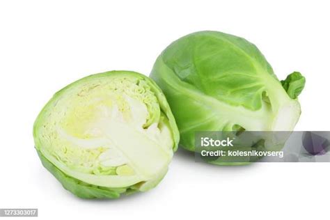 브뤼셀 콩나물과 반은 클리핑 경로와 필드의 전체 깊이와 흰색 배경에 고립 건강한 식생활에 대한 스톡 사진 및 기타 이미지