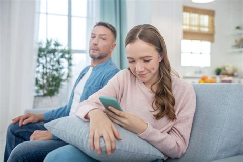 Dad Slammed For Demanding Access To Daughters Phone And Social Media