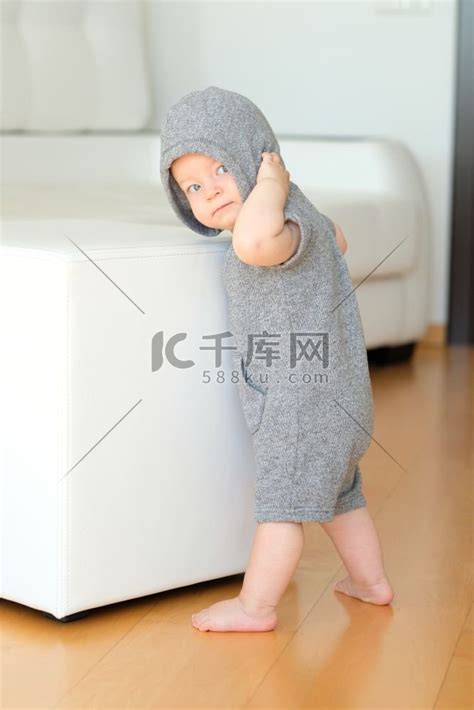 穿连帽衫毛衣的蓝眼睛男婴高清摄影大图 千库网