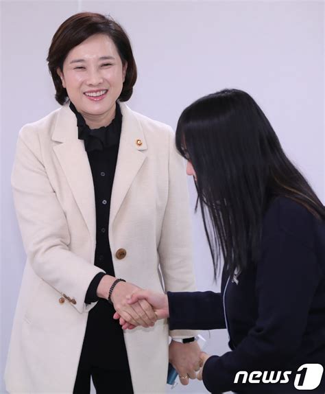 특성화고 학생들과 인사하는 유은혜 부총리