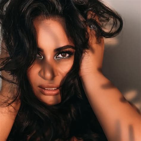 Chia Ischiamodel • Threads Say More