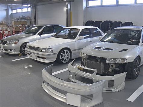 一般道路を車2台で連なって“ドリフト走行”か 男3人を逮捕 一部の車はナンバーにテープ貼るなどの細工 ホスラブニュース