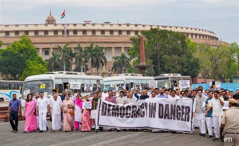 Democracy In Danger Opposition Mps March To Rashtrapati Bhavan