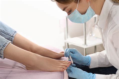 전문 페디큐어사가 미용실에서 고객의 발톱을 정리하고 근접 촬영합니다 25 29세에 대한 스톡 사진 및 기타 이미지 25 29세 2명 건강한 생활방식 Istock