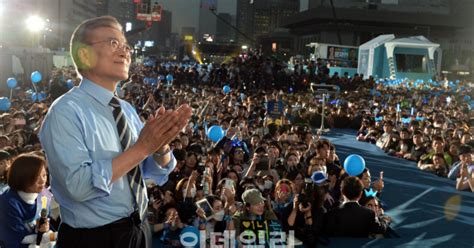 [포토]딸 영상편지 보는 문재인 후보