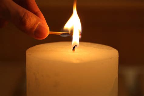 Una vela a cada Santo Qué color de vela prenderles La Noticia