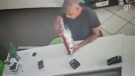 Vídeo Homem furta celular e esconde em pacote de salgadinho em loja de