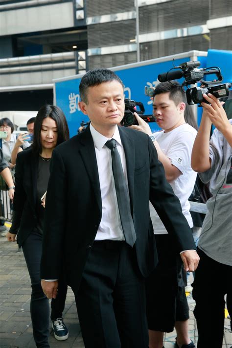 大侠一路走好！金庸先生今日香港出殡于宝莲寺火化凤凰网