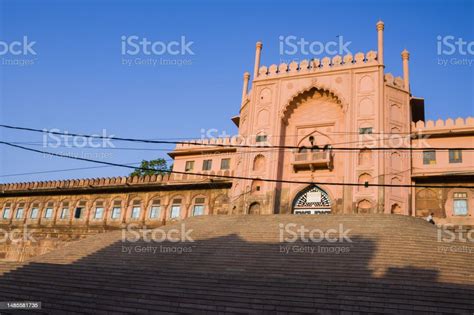 인도에서 가장 큰 모스크 인 Tajul Masjid의 입구 게이트 역사적인 기념물은 인도이슬람 건축 양식의 붉은 사암으로 지어