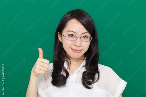 親指を立てるジェスチャーをする女性 Stock 写真 Adobe Stock
