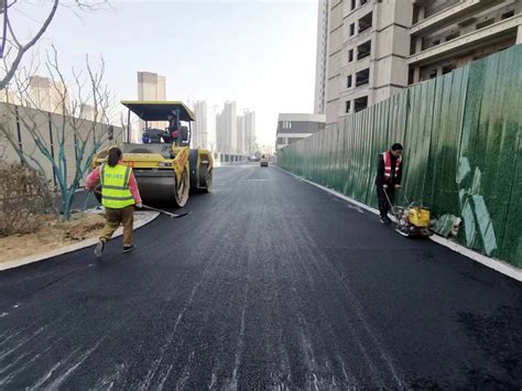 新乡沥青混凝土的接缝处理 郑州新乡沥青搅拌站建筑垃圾破碎彩色沥青施工郑州沥青道路摊铺柏油马路施工沥青冷补料