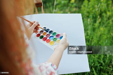 클로즈업 사진 여자의 손 들고 수채화 물감과 동안 자연에 그림 브러시 갈색에 대한 스톡 사진 및 기타 이미지 갈색 공예