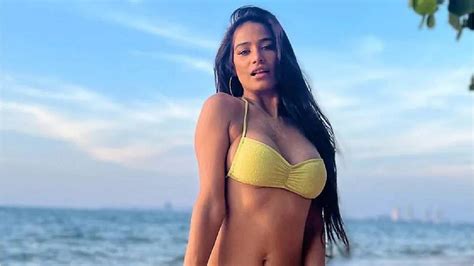 Poonam Pandey पूनम पांडे हिने बिकिनीमध्ये केले बोल्ड फोटोशूट पाहा