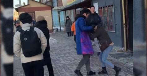 Олон нийтийн газар эмэгтэй хүнд танхайрч буй залуугийн бичлэгийг шалгаж
