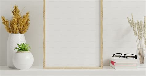 홈 인테리어 포스터는 빈 벽 배경에 화분에 관상용 식물이 있는 수직 금색 프레임으로 모형을 만들고3d 렌더링합니다 사진 Unsplash의 식물 이미지