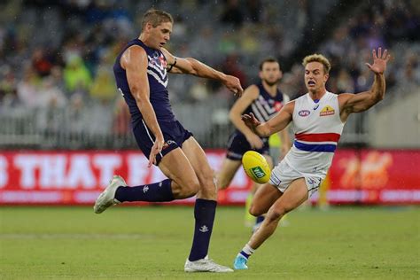 Watch Tallest Player In League Chases Smallest Afl News Zero Hanger