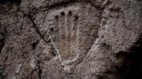 Mysterieuze Handafdruk En Loopgraaf Ontdekt Bij De Muren Van De Oude