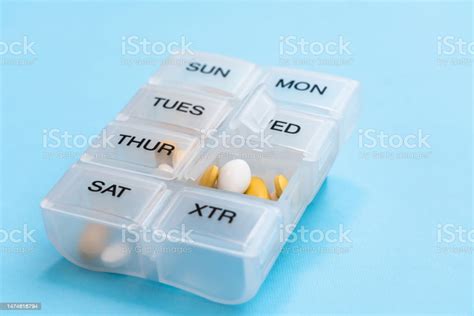 다양한 알약과 보충제가있는 알약 주최자 복사 공간이 있는 파란색 배경에 있는 주간 알약 컨테이너 개념에 대한 스톡 사진 및 기타