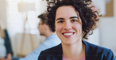 젊은 힙스터 사업가의 초상화는 현대적인 사무실을 배경으로 동료들과 함께 있다 사진 Unsplash의 사무실 이미지