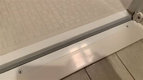 お風呂扉のレールの汚れは削って落とす！素材を傷つけない簡単お掃除術 4yuuu