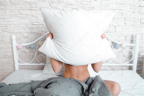 Wanita Telanjang Bersembunyi Di Balik Bantal Putih Di Tempat Tidur