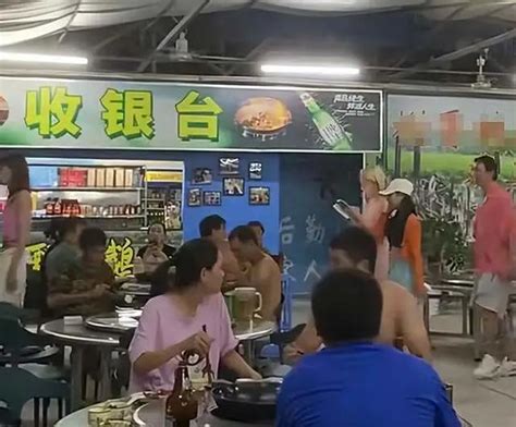 王思聪现身吃百元铁锅炖 获长腿美女相陪一路保镖护驾新浪图片