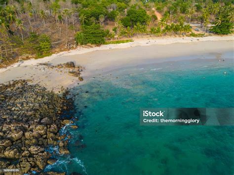 空撮白い砂浜のヤシの木のターコイズブルーの水 カラー画像のストックフォトや画像を多数ご用意 カラー画像 タイ王国 ターコイズブルー