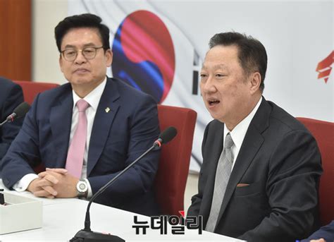 포토 대화 나누는 정우택 박용만 Save Internet 뉴데일리