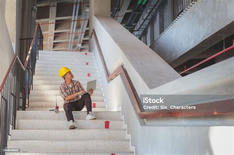 건설 현장에서 계단에 앉아 노트북 컴퓨터를 사용하여 하드 햇에 아시아 엔지니어 30 34세에 대한 스톡 사진 및 기타 이미지 30 34세 개발 건설 기계류 Istock