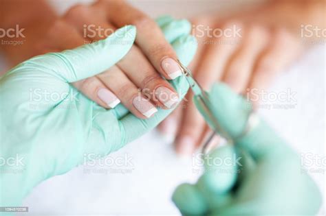 여자 손 케어입니다 뷰티 살롱에서 스파 매니큐어를가지고 아름 다운 여성 손의 근접 촬영 고객 건강 한 자연 손톱 네일 파일을