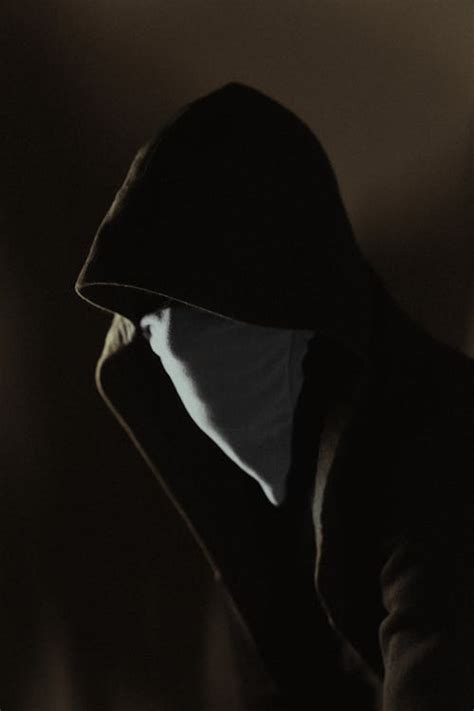 85mm 가벼운 개념 예술 검은 망토 공상 그림 그림자 그림자 놀이 극적인 조명 꽃 낮은 조명 내부 노란색 눈 닫힌 대조 두 개의 조명