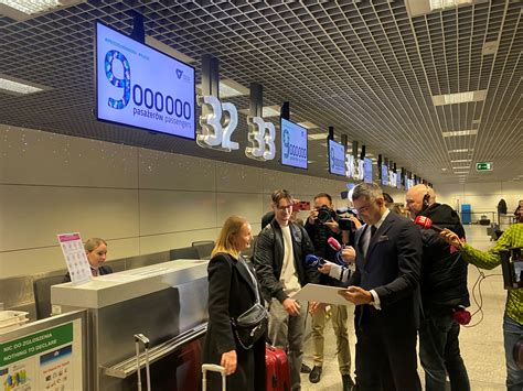 Na lotnisku Kraków Airport wylądował 9 cio milionowy pasażer ZDJĘCIA