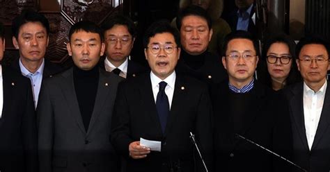 속보 민주 의총 결의문 “尹 즉각 사퇴퇴진않으면 탄핵절차 돌입”
