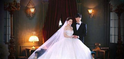 阿娇婚纱照曝光，抹胸纱裙尽显婀娜身姿，好衣品被网友大赞！