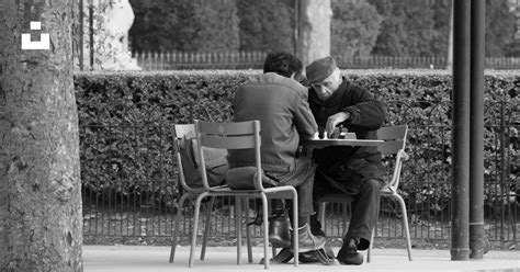 Foto Hombre En Traje Negro Sentado En Una Silla Imagen París Gratis
