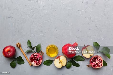 유태인 Rosh Hashanah 휴일 속성을 색칠한 배경에 상징으로 평평한 평신도 구성 Rosh Hashanah 개념 새해 휴가