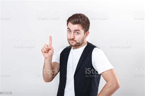 흰색 셔츠에 수염을 가진 젊은 남자와 숫자 하나의 제스처를 보여주는 검은 조끼 1에 대한 스톡 사진 및 기타 이미지 1 1