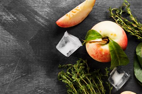 어두운 배경에 백 리 향과 레몬 하 네 복숭아 이드 보기 상위 공간을 복사 합니다 음식 배경 0명에 대한 스톡 사진 및 기타 이미지 Istock