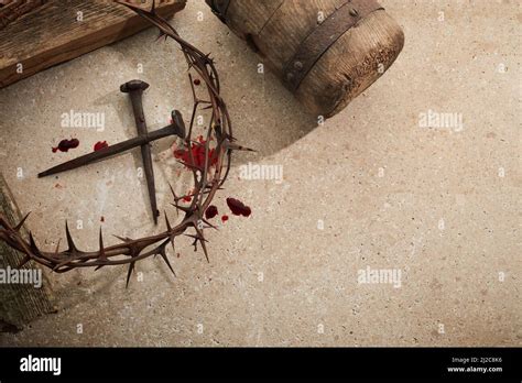 Crucifixion De Jésus Christ Croix En Bois Avec Clous Et Couronne De