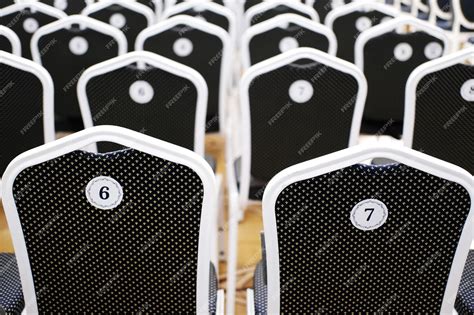 콘서트 홀 강당 검은색 오래된 의자 배경에 있는 빈티지 블랙 벨벳 의자의 빈 행 프리미엄 사진