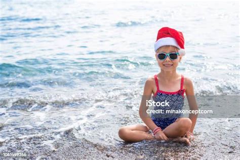귀여운 여자 산타 클로스의 모자에 있는 해변에 새 해와 크리스마스를 축 하 하는 공간을 확보 계절에 대한 스톡 사진 및 기타 이미지 Istock