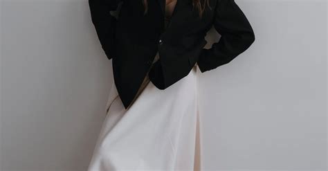 실내 갈색 머리 고전적인 표정 그린 블레이저 단순한 머리부터 발끝까지 모델 미니멀리스트 부티크 블랙 블레이저 블레이저 서 있는 스타일 스타일리시한