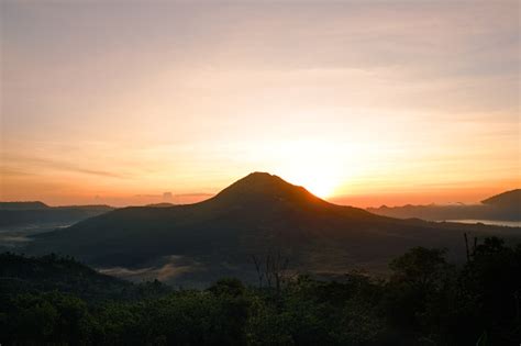 인도네시아의 Batur 화산 Kintamani 발리 섬에 부드러운 오렌지 일몰 빛의 여름 보기 동남 아시아 여행 모험 사진에에서